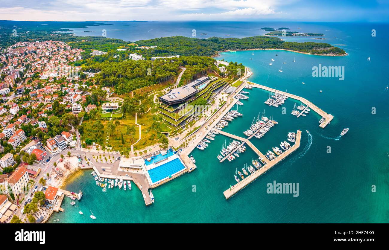 Il lungomare di Rovigno. Città di Rovigno veduta aerea panoramica ...