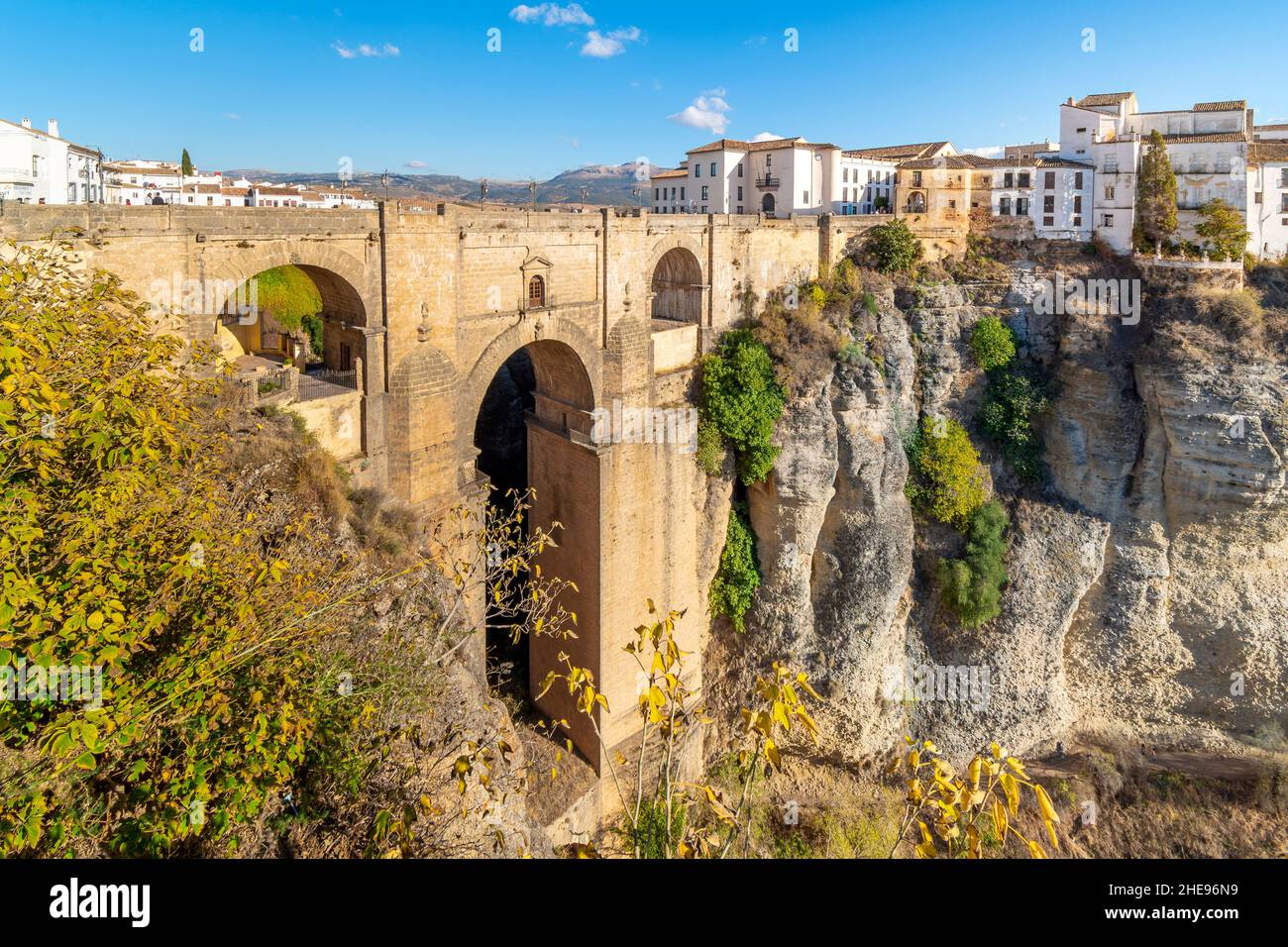 Il Puente Nuevo, il vecchio ponte in pietra che attraversa la gola di ...