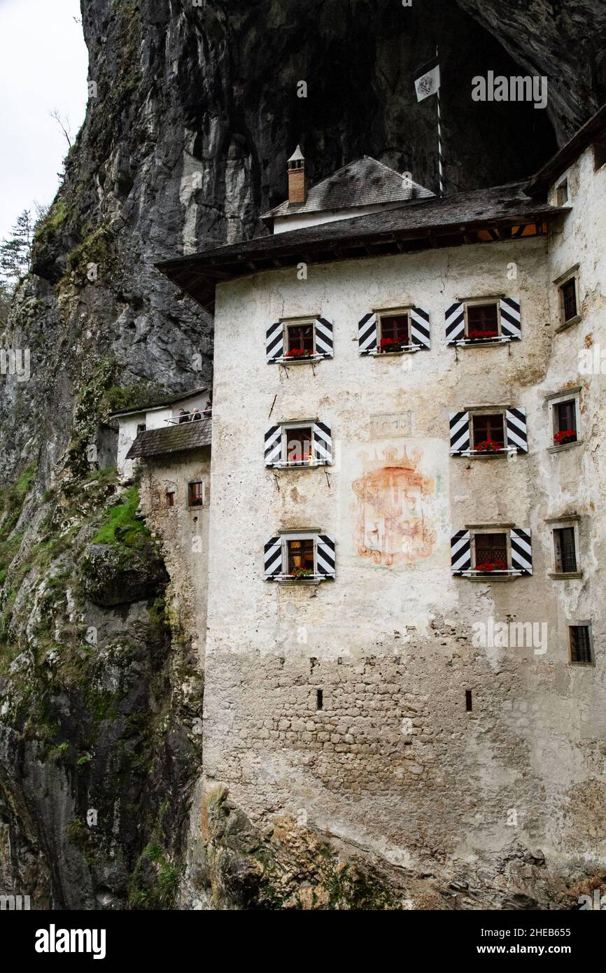 Il Castello di Predjama (Predjamski grad, grad Predjama, Höhlenburg ...