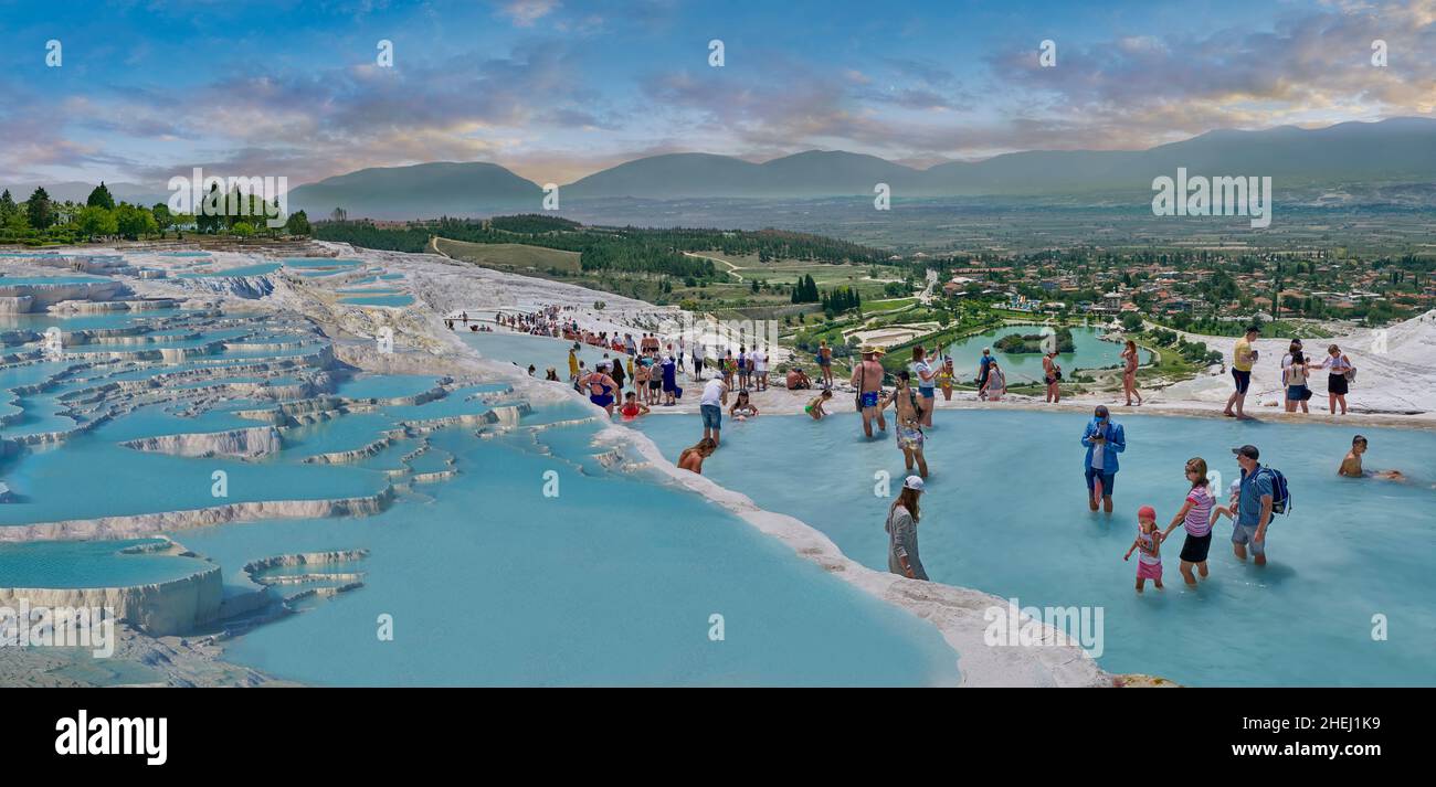 Pamukkale, (castello di cotone) sorgenti termali naturali in travertino ...