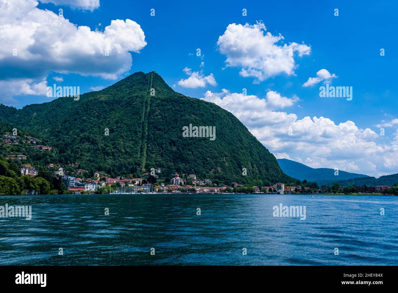 Vista su Laveno e sul monte Sasso del ferro sul Lago maggiore. Il ...
