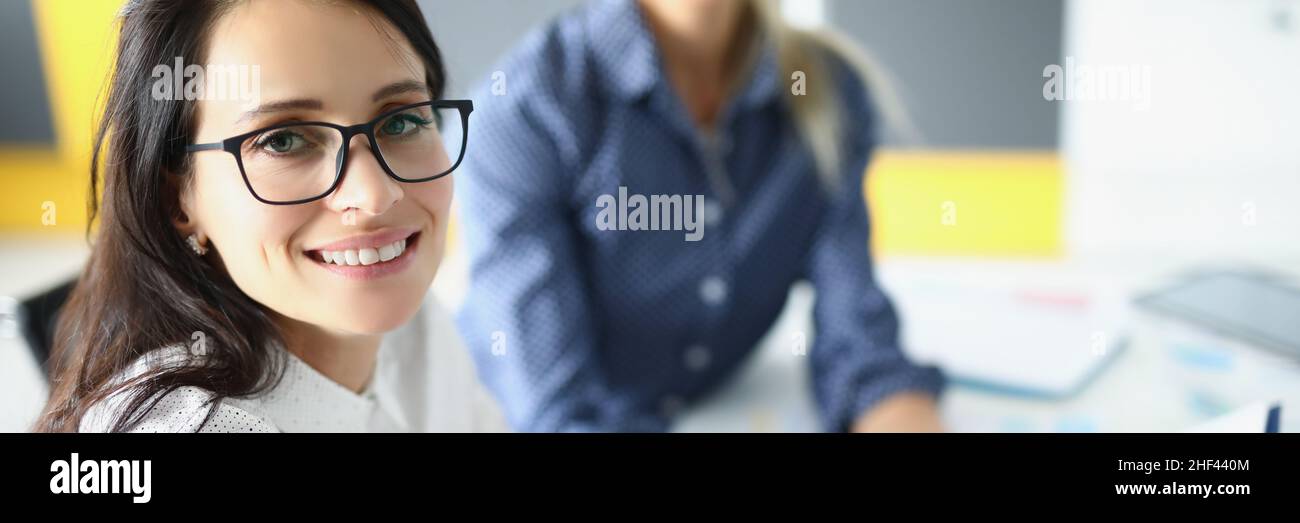Bella segretaria immagini e fotografie stock ad alta risoluzione - Alamy