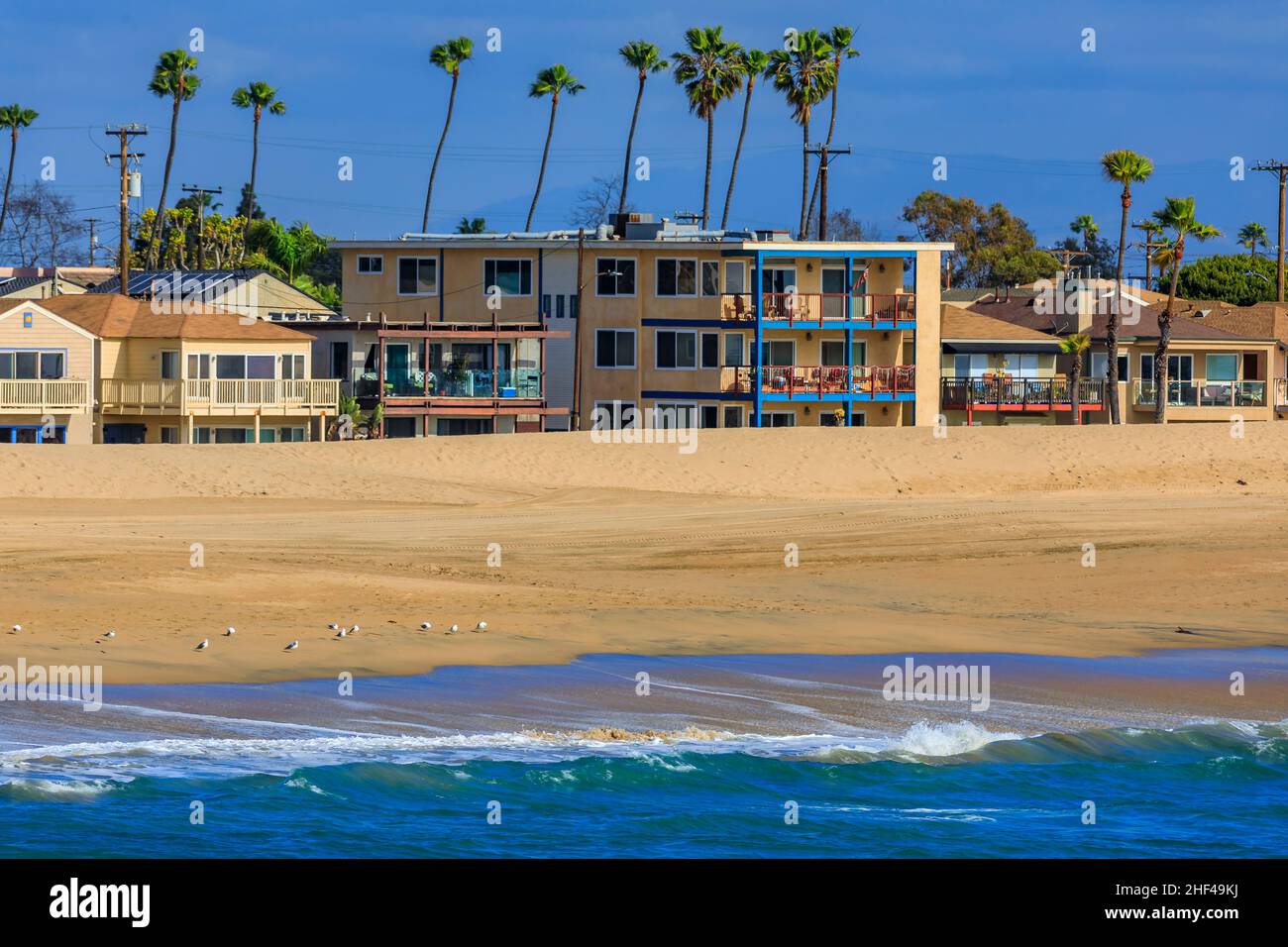 Case sulla spiaggia costiera di Beachfront e le onde dell'Oceano ...