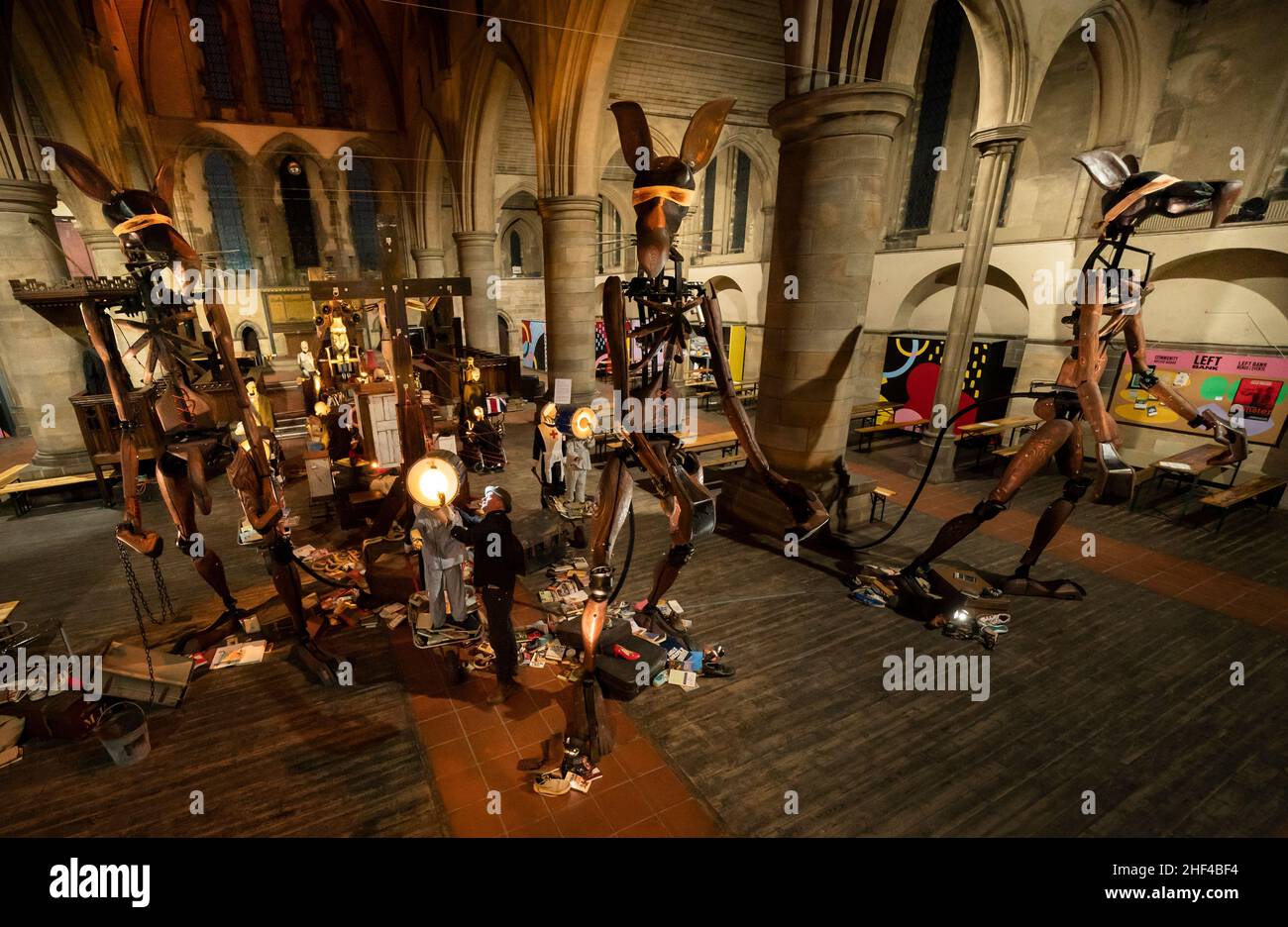 L'artista Giles Walker mette i ritocchi finali alla sua installazione ...