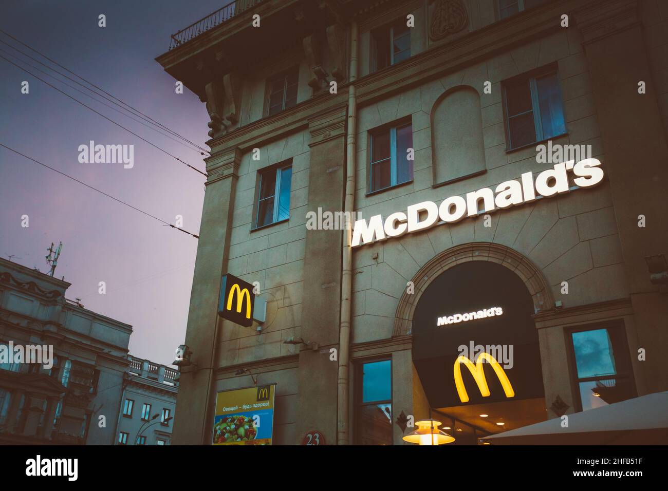 Cartello del ristorante McDonalds. McDonald's Corporation è la più ...