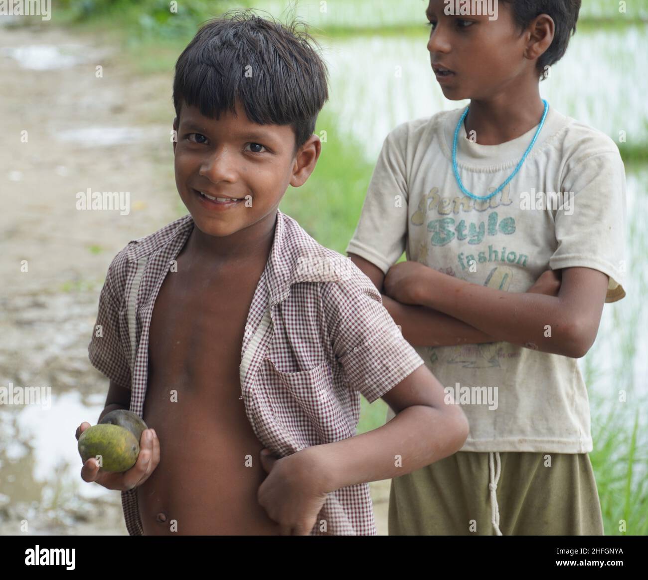Bambini poveri e felici immagini e fotografie stock ad alta risoluzione ...