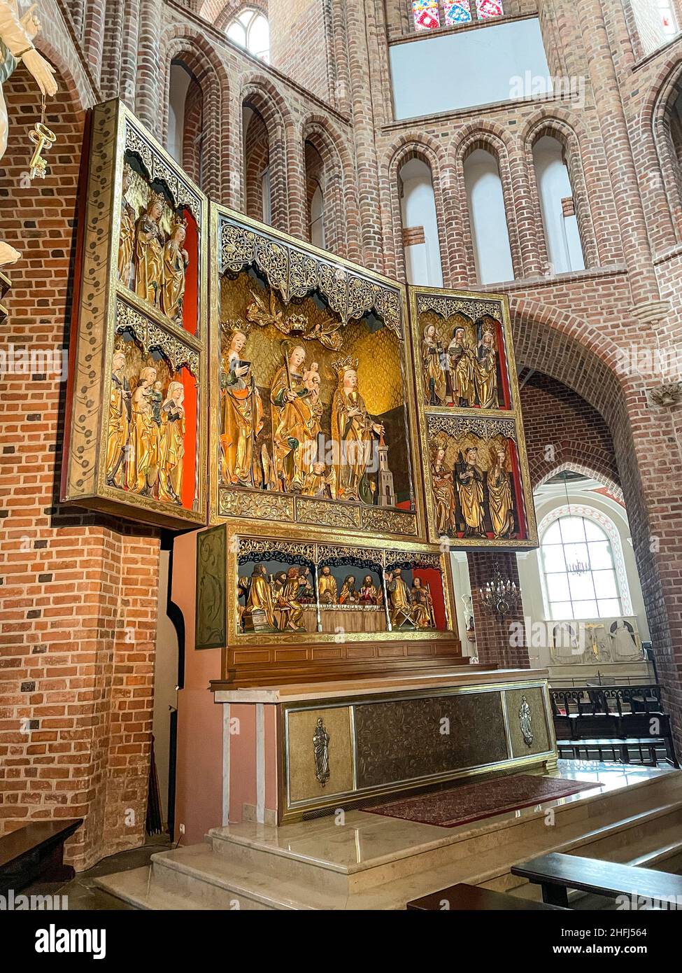 La Basilica di San Pietro e San Paolo a Poznan è una delle chiese più ...