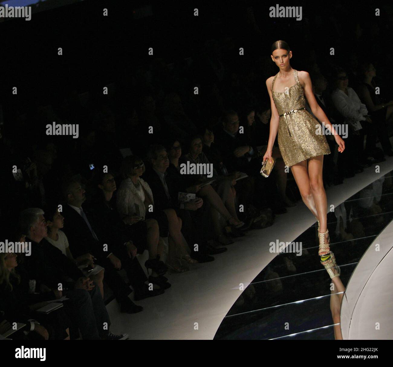 Versace runway immagini e fotografie stock ad alta risoluzione - Alamy