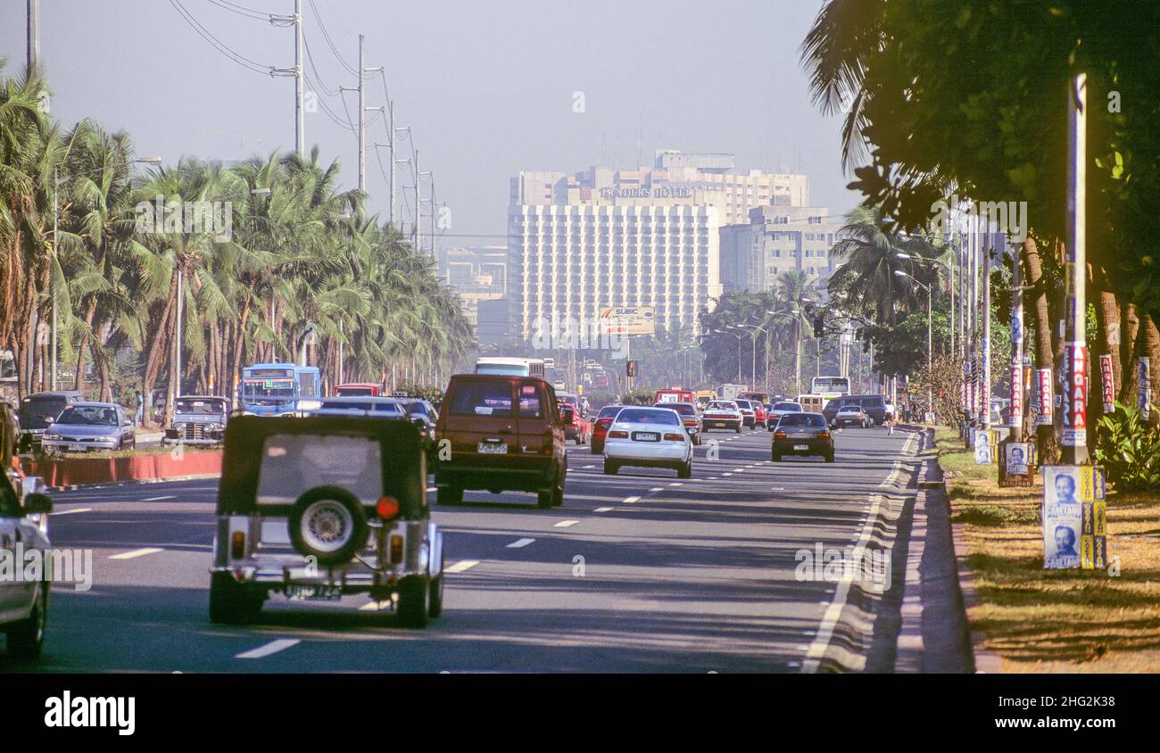 Roxas Boulevard è la strada principale attraverso Metropolitan Manila ...