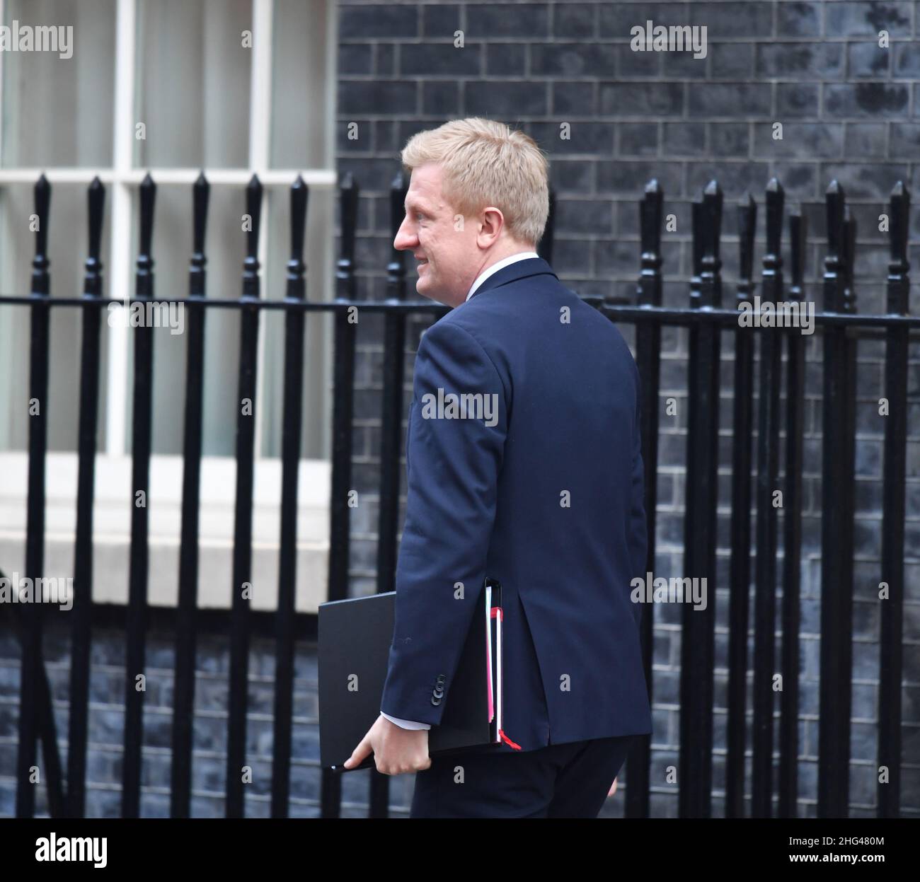 Oliver dowden lasciando 10 downing street immagini e fotografie stock ...