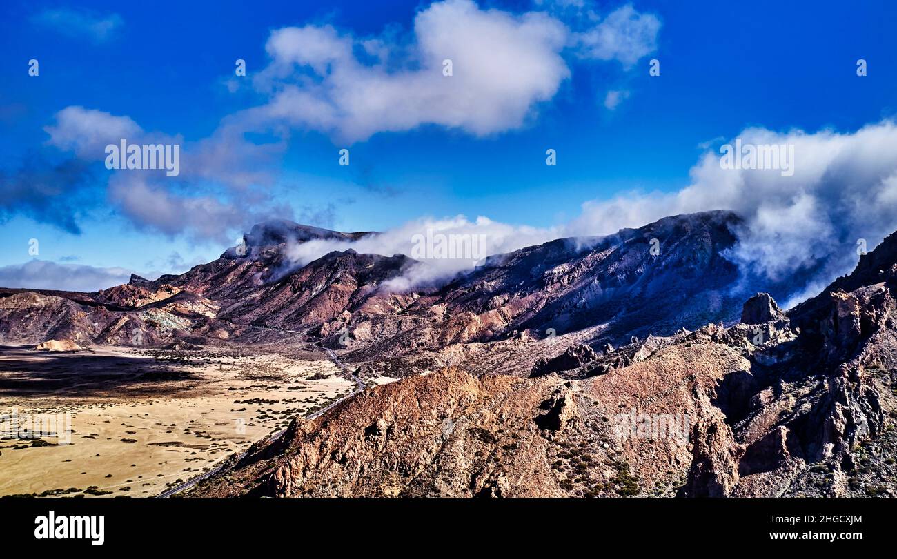 Vista di una formazione rocciosa unica unica sulla famosa vetta del ...