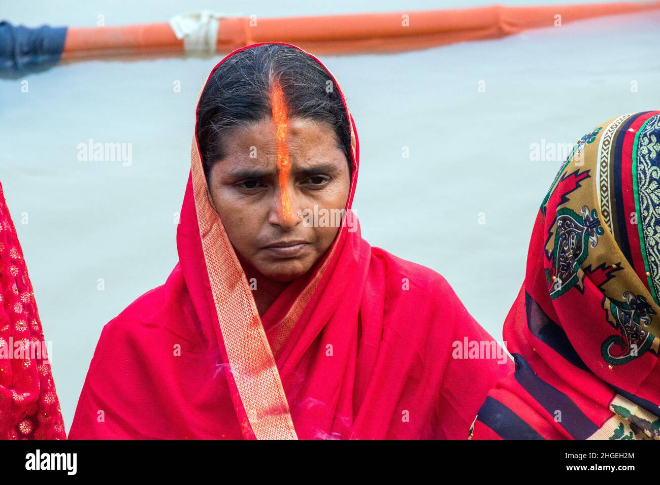Hindu devotees worship sun god immagini e fotografie stock ad alta ...