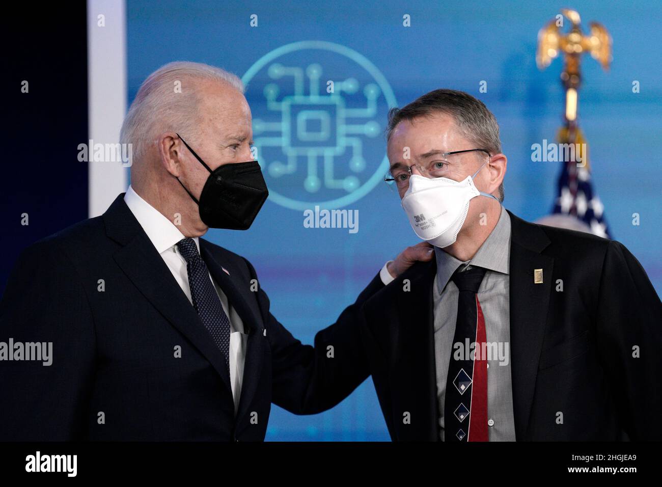 Il presidente degli Stati Uniti Joe Biden saluta il CEO di Intel ...