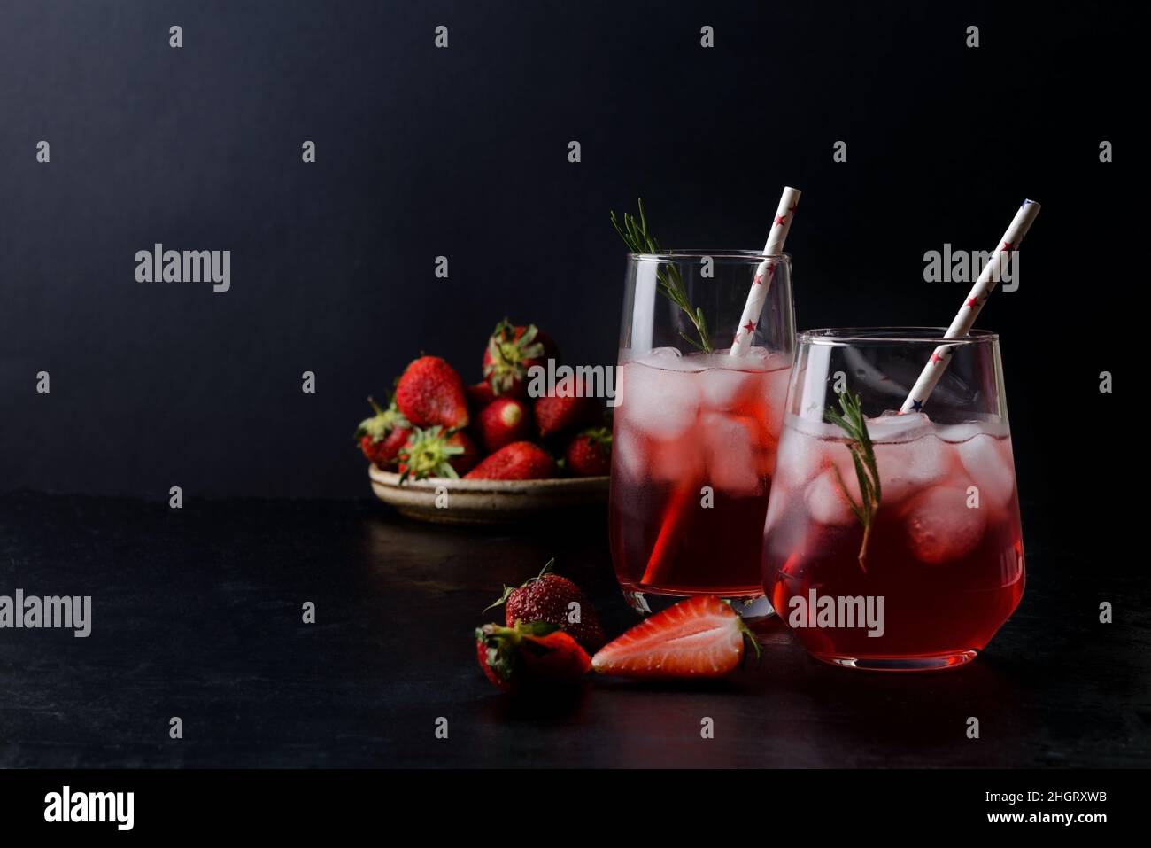 Cocktail in uno sfondo nero immagini e fotografie stock ad alta ...