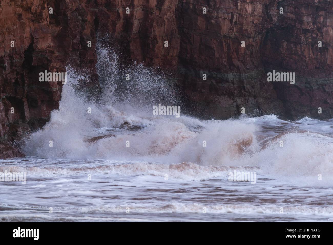 Ein Sturm peitscht die See an den Buntsandstein Felsen am Nordstrand ...