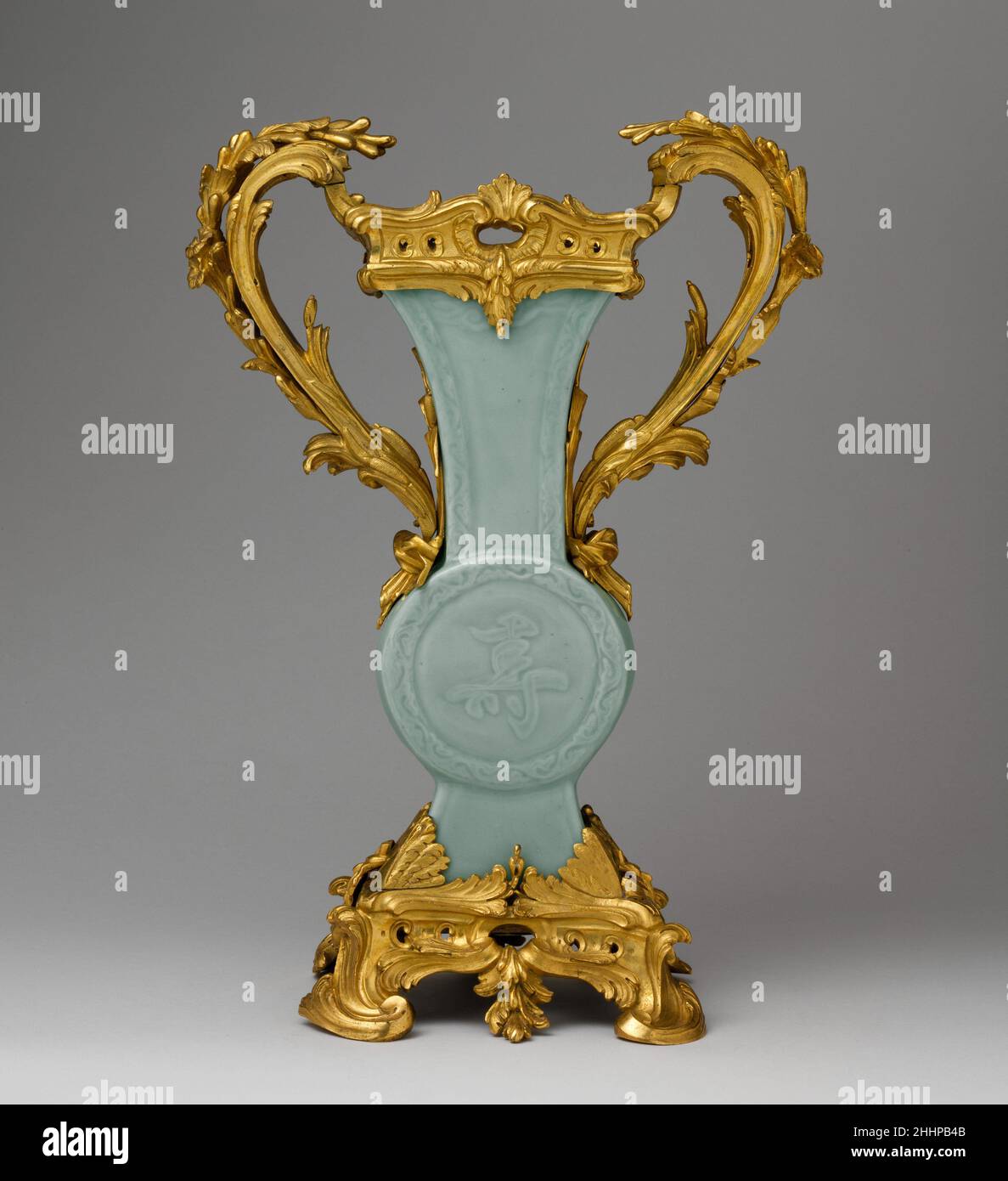 Coppia di vasi in porcellana metà 18th secolo, montaggi ca. 1740–50 ...