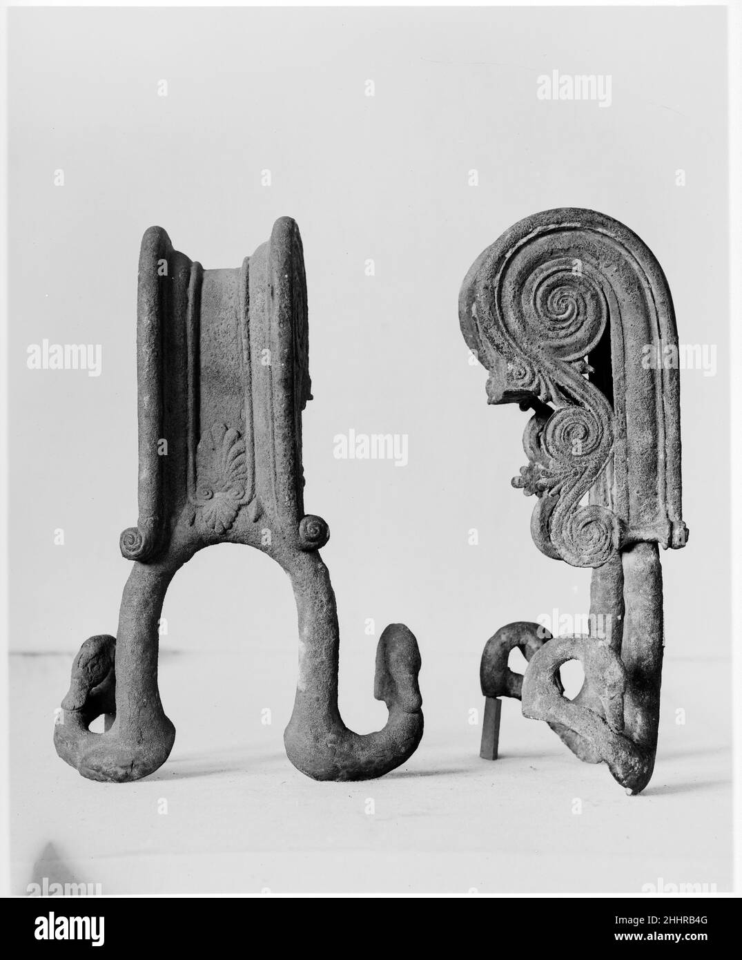 Manici di bronzo di un volute-krater (ciotola per mescolare vino ed ...