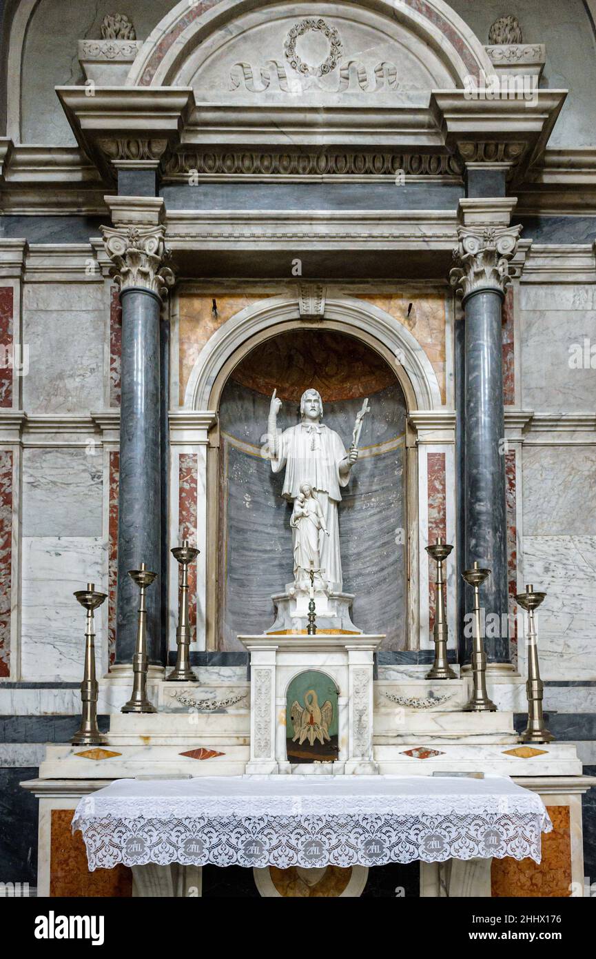 Una scultura vista negli interni decorati della cattedrale di Bosa. La ...
