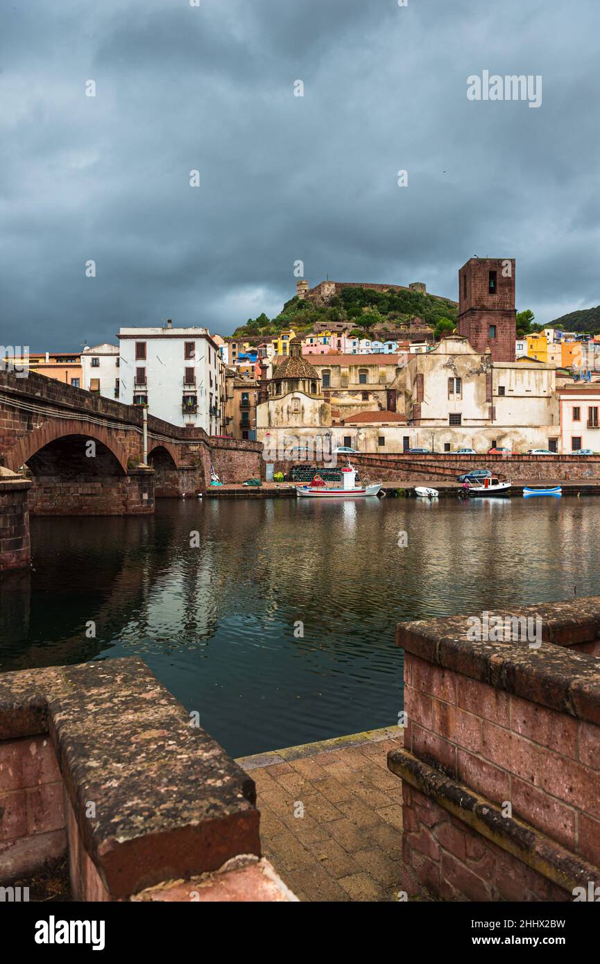 Vista generale della città dalle rive del fiume Temo, con le tipiche ...