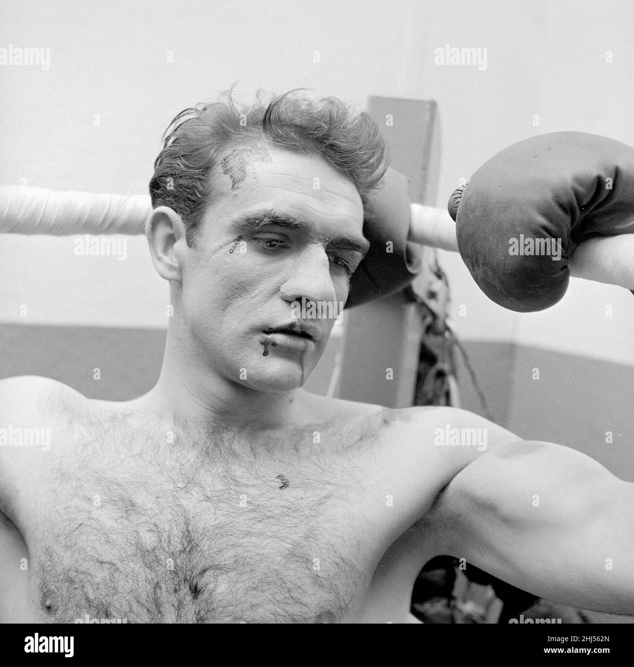 Sean Connery visto qui nella produzione BBC 1957 di Requiem per un peso ...