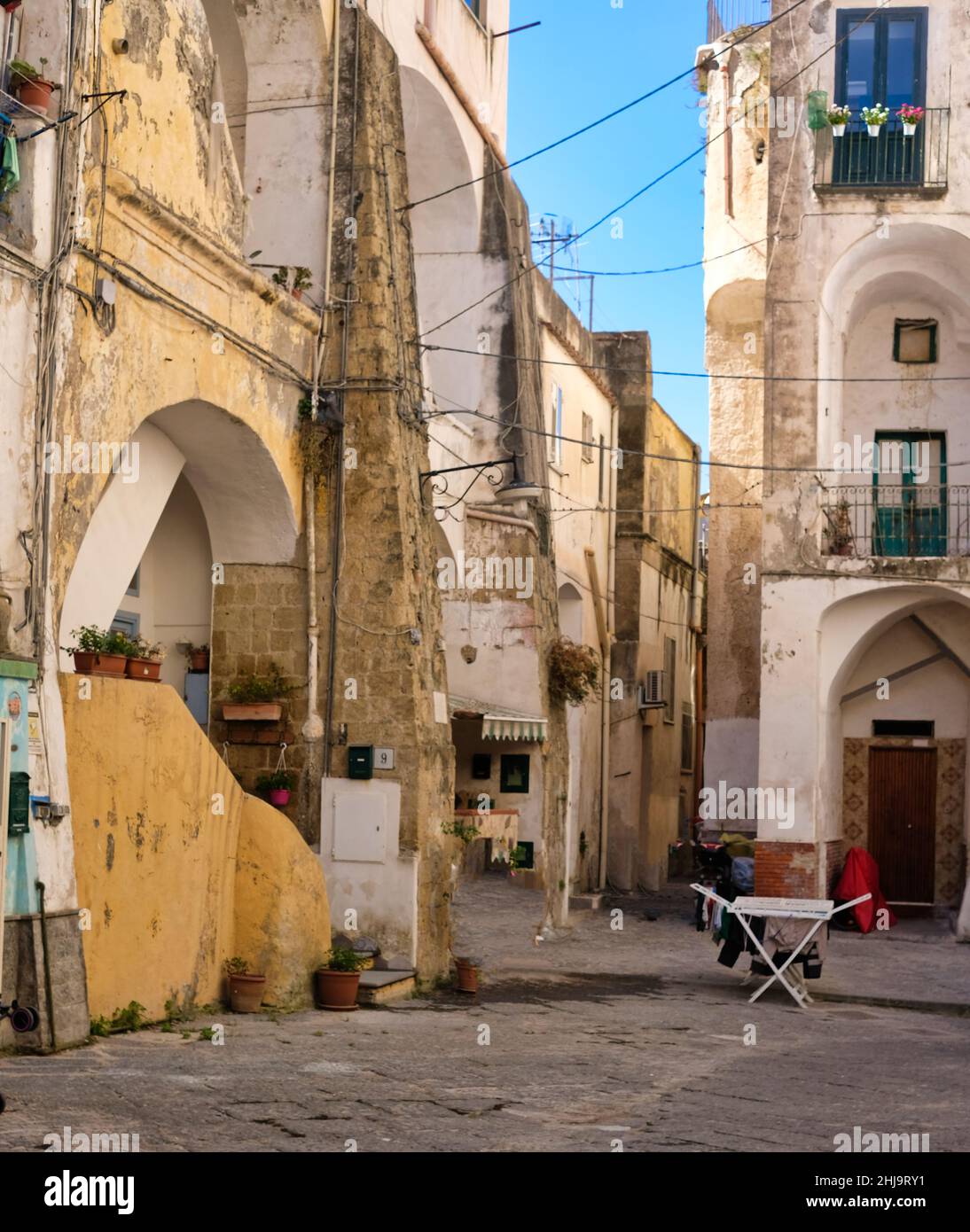 Le case colorate e caratteristiche di Procida sono definite come ...