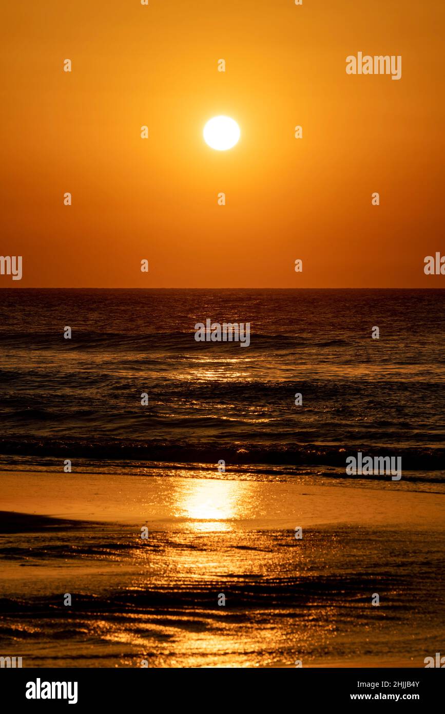 Sole tramonta sul mare immagini e fotografie stock ad alta risoluzione ...