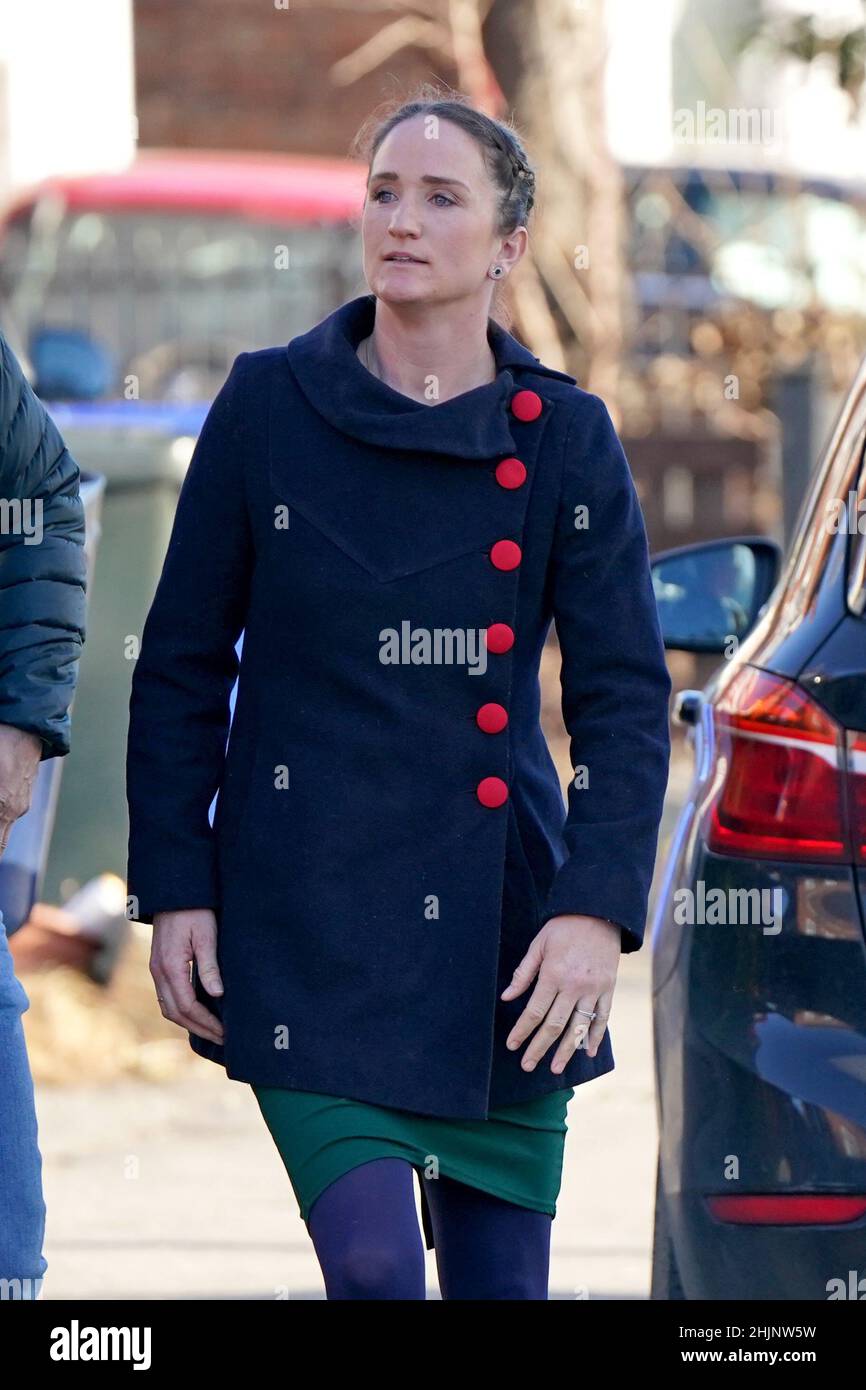 L'ex insegnante della scuola elementare Sarah Molds arriva al tribunale ...