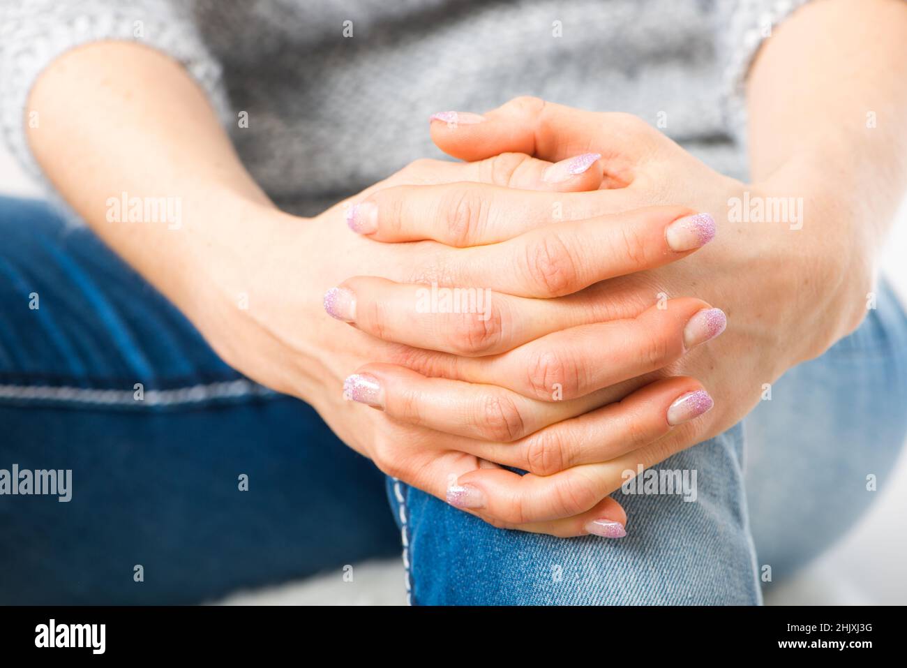 Unghie incrociate immagini e fotografie stock ad alta risoluzione - Alamy