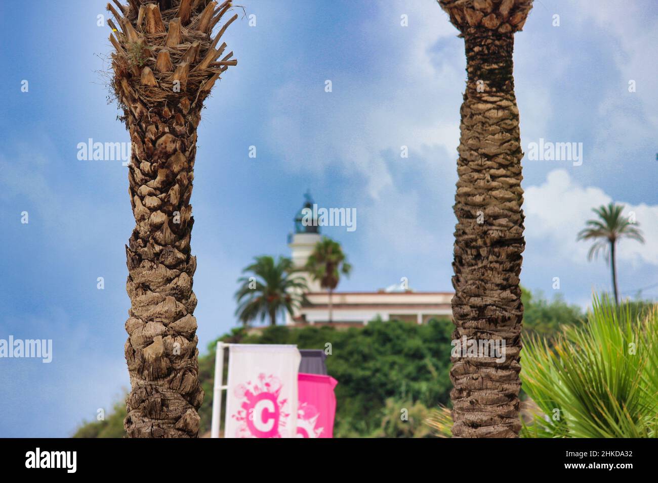 La città turistica di Calella, con le sue bellissime insenature, le sue ...