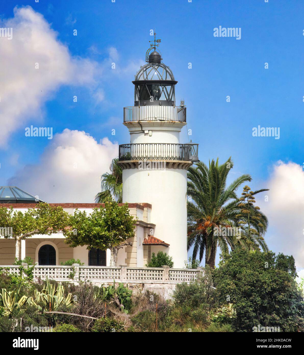 La città turistica di Calella, con le sue bellissime insenature, le sue ...