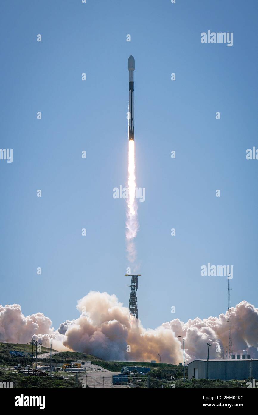 2 febbraio 2022; Lompoc, California, USA; SpaceX Falcon 9 lancia la ...