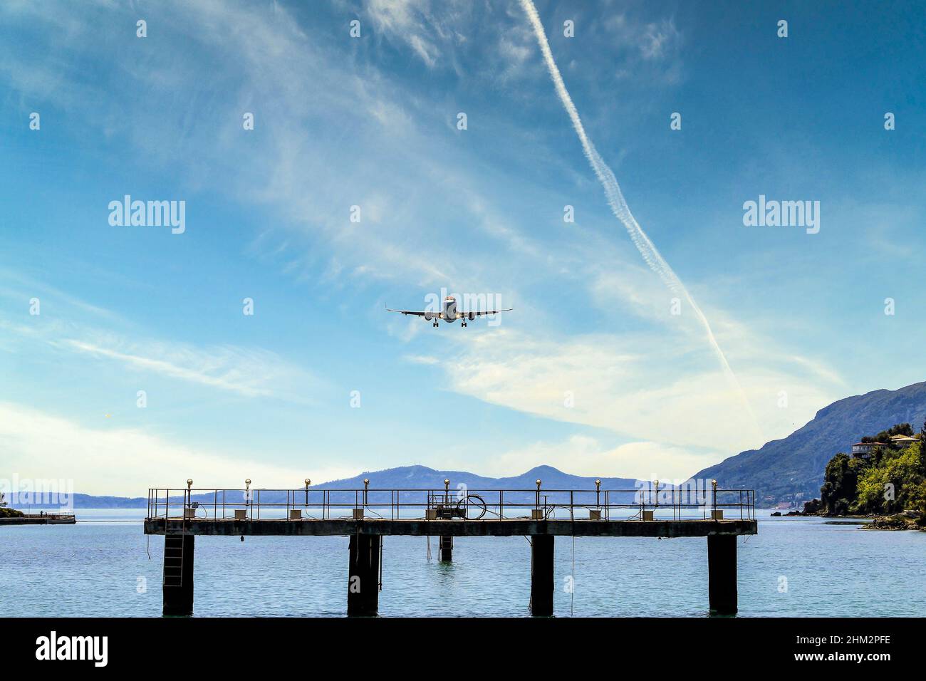 Aereo che atterra sul mare immagini e fotografie stock ad alta ...