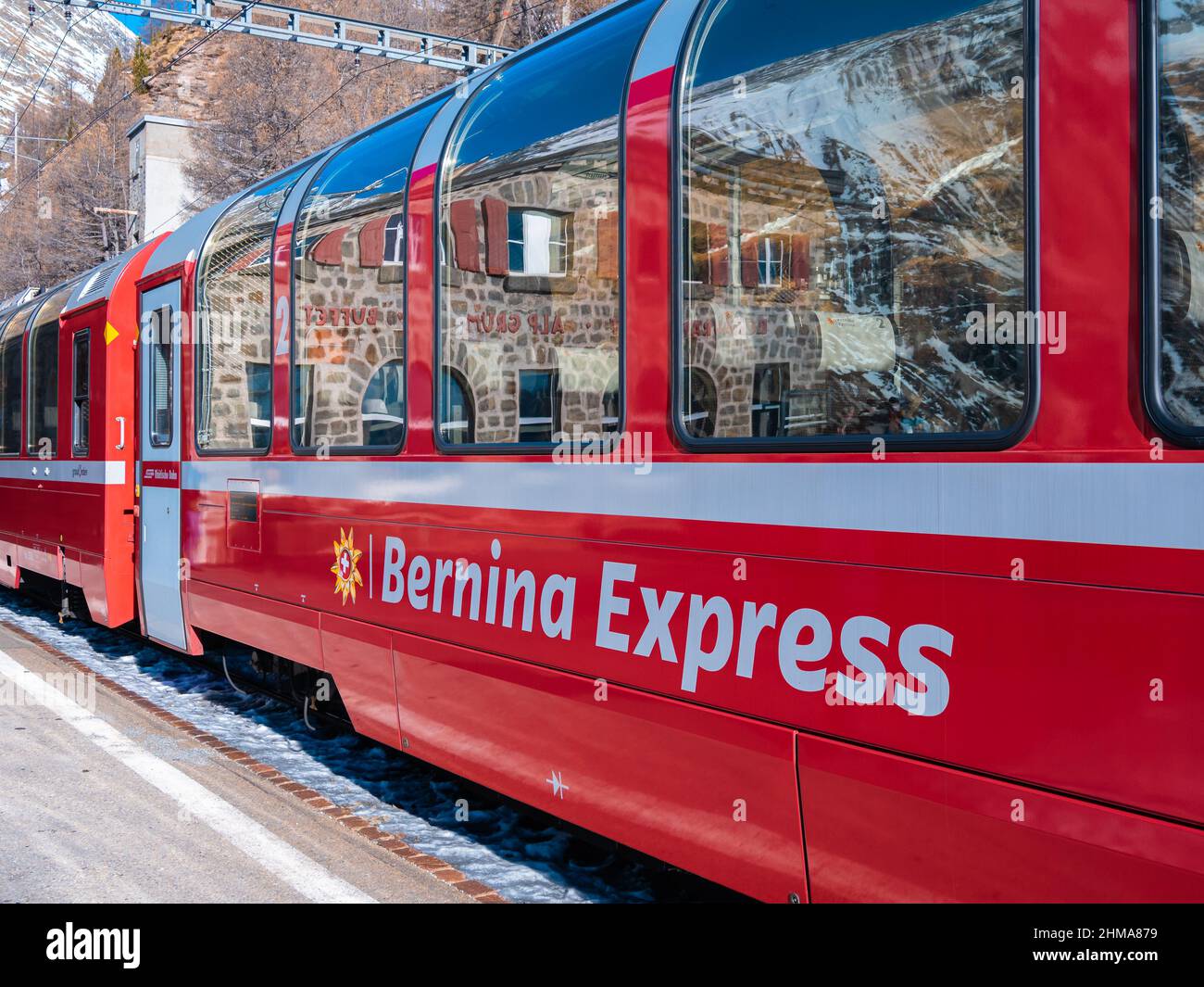 ALP Grum, Svizzera - 19 gennaio 2022: Treno panoramico turistico rosso ...
