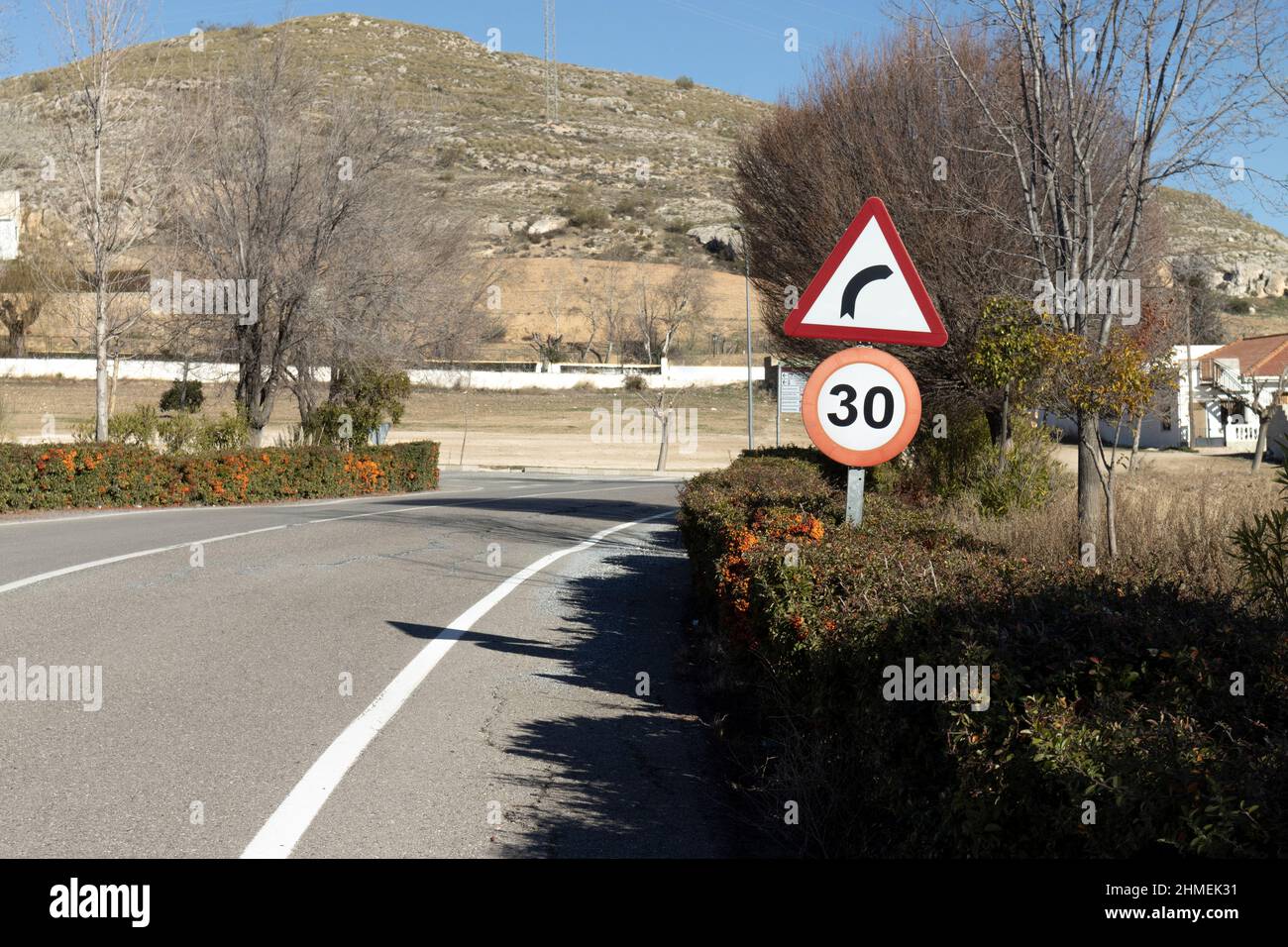 Cartello stradale per curva avanti immagini e fotografie stock ad alta ...