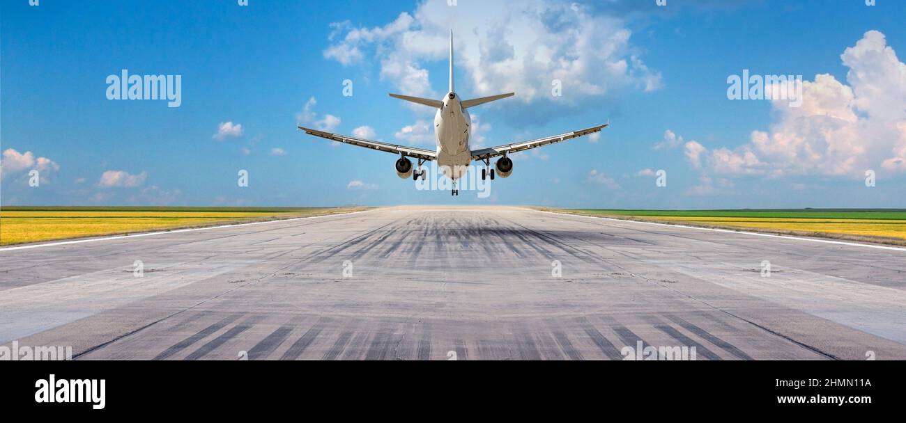 Aereo che atterra sulla pista immagini e fotografie stock ad alta ...