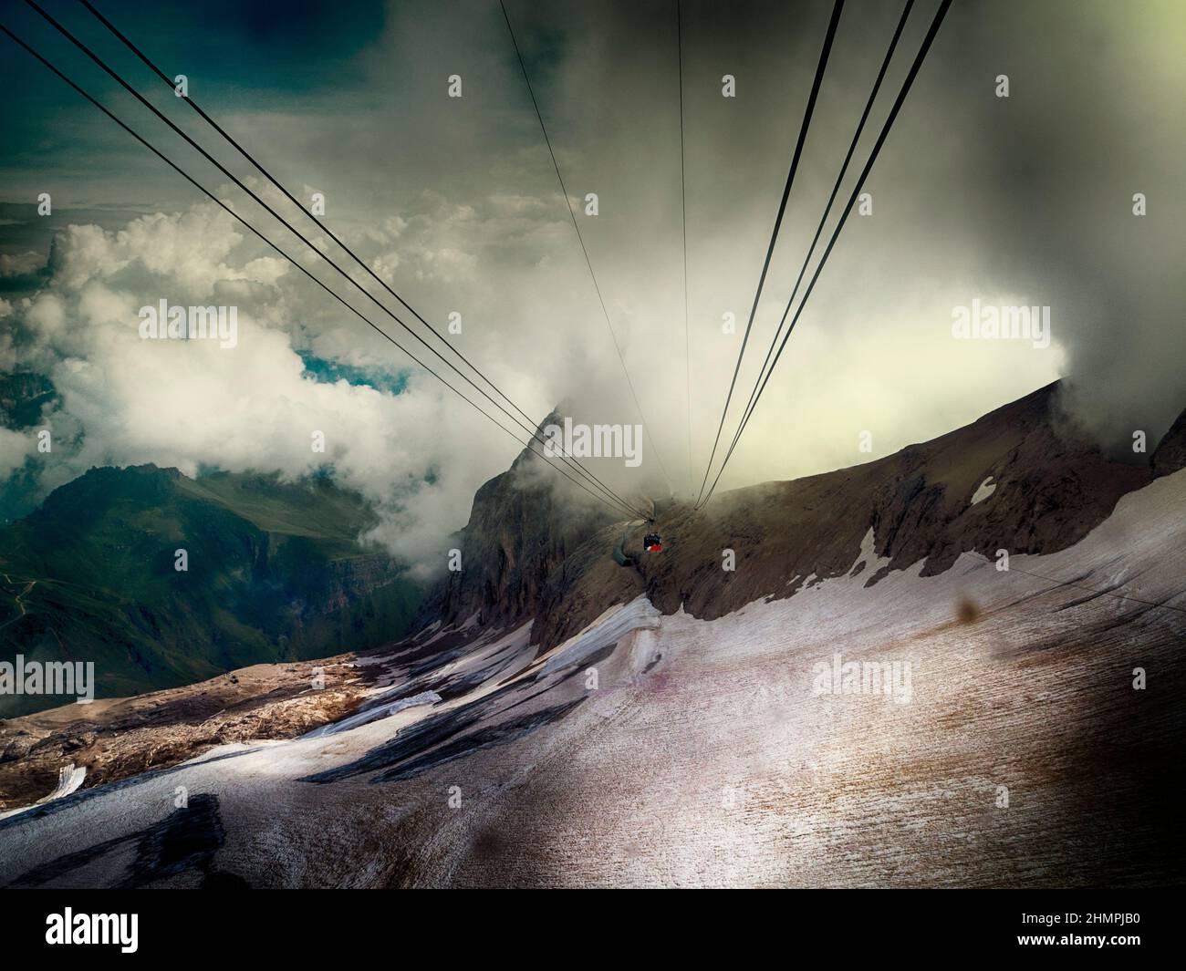 La funivia della marmolada immagini e fotografie stock ad alta ...