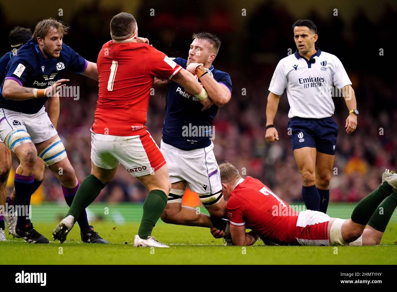 Wyn Jones del Galles (a sinistra) e Jac Morgan affrontano Matt Fagerson ...