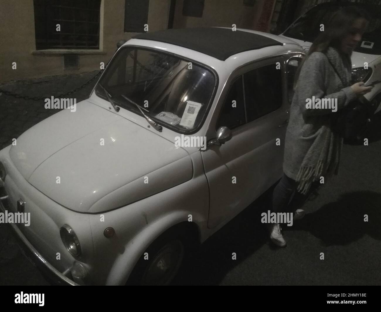 Italia fiat 500 vecchia tipica auto molto piccola italiana immagini e ...