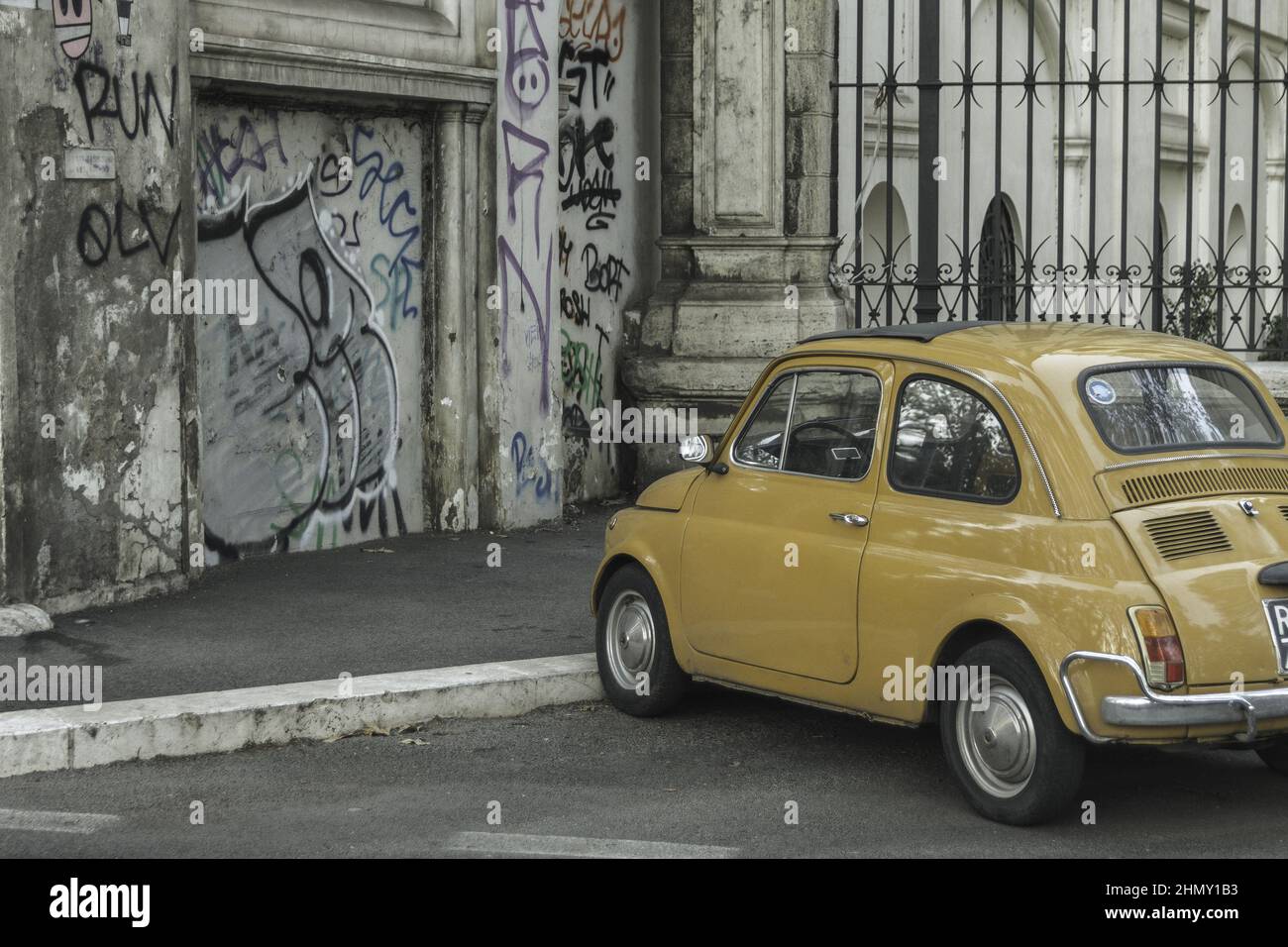 Italia fiat 500 vecchia tipica auto molto piccola italiana immagini e ...