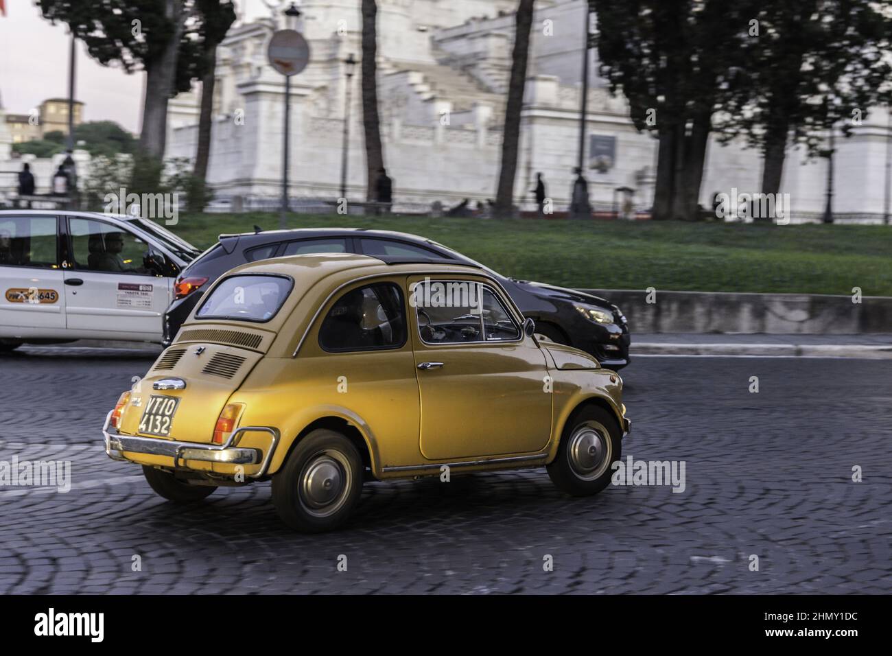 Italia fiat 500 vecchia tipica auto molto piccola italiana immagini e ...