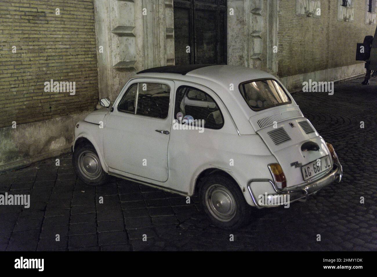 Italia fiat 500 vecchia tipica auto molto piccola italiana immagini e ...