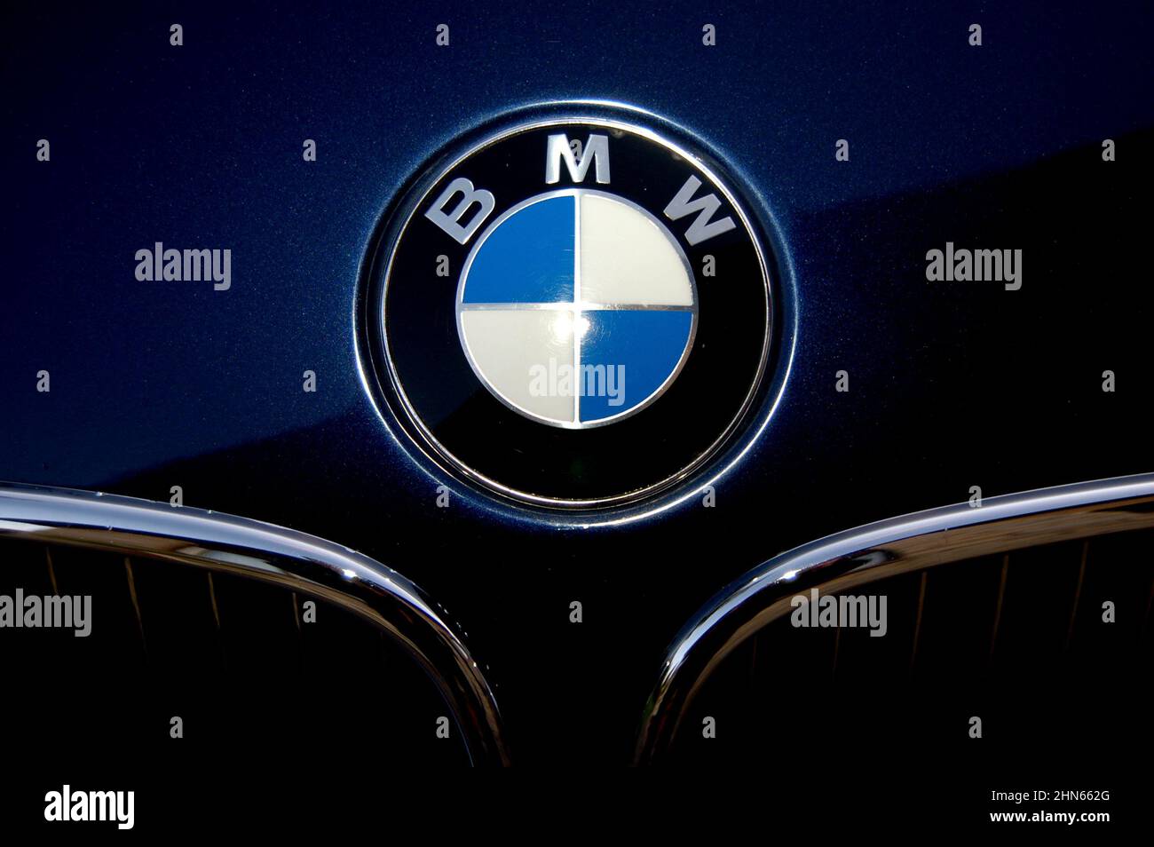 Disegno del logo bmw immagini e fotografie stock ad alta risoluzione ...