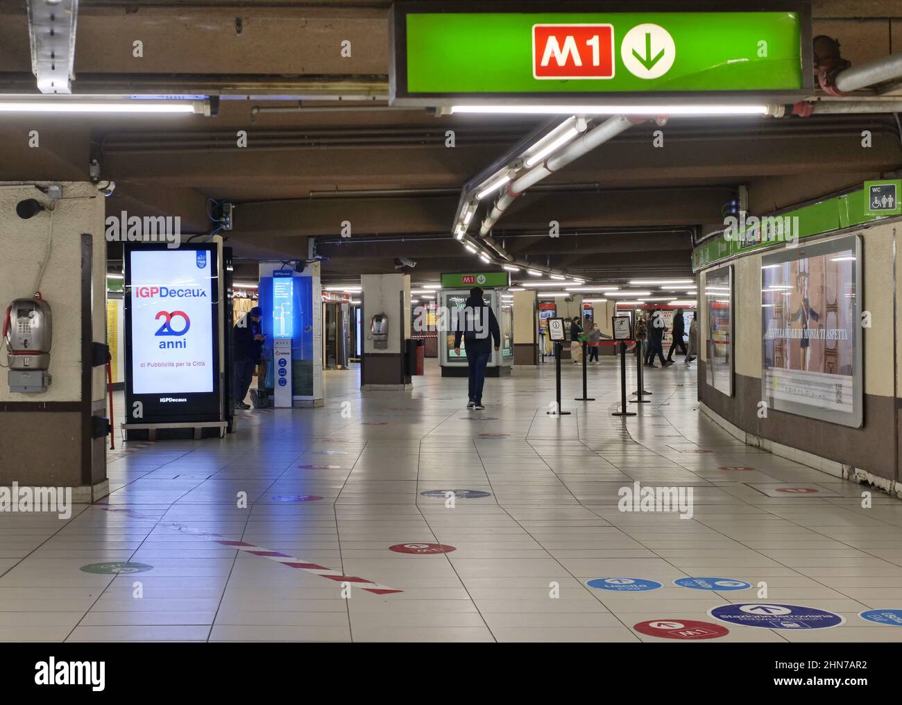 Stazione della metropolitana Cadorna di Milano. Cadorna è una stazione ...