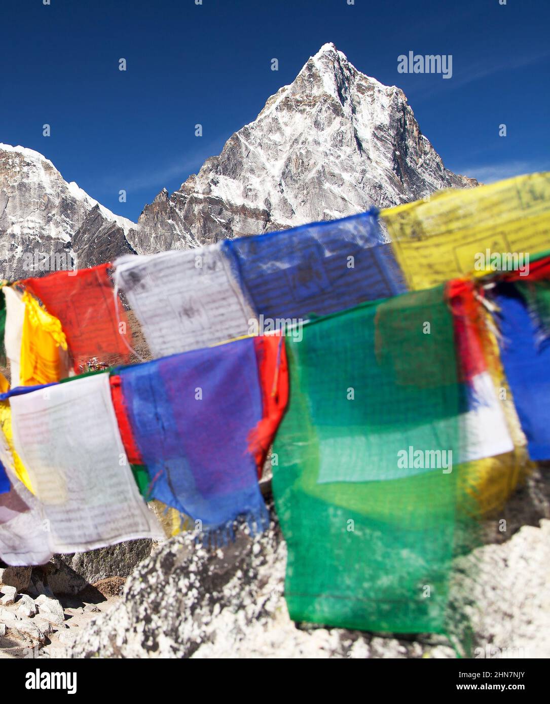 Sentiero bandiere colorate immagini e fotografie stock ad alta ...