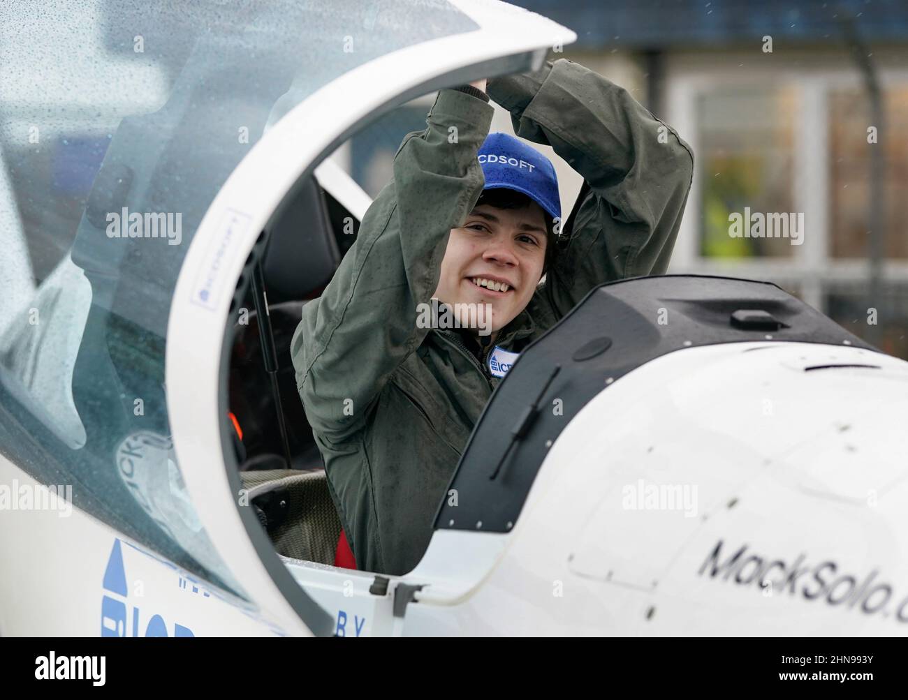 Il pilota di 16 anni Mack Rutherford con il suo aereo Shark UL all ...