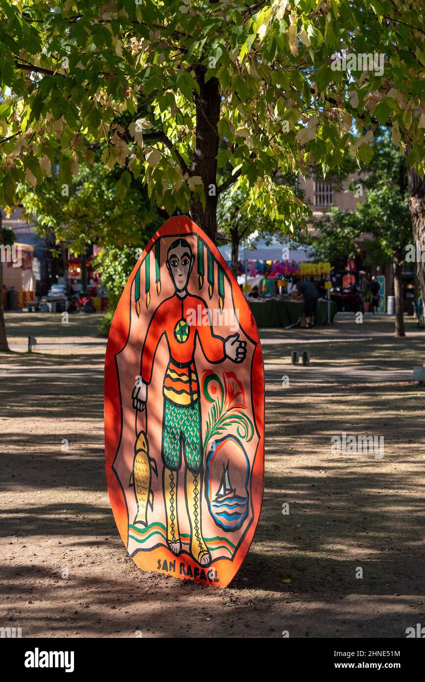 Un cartello arancione dipinto a mano con una raffigurazione di San ...