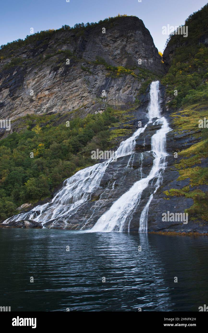 Geiranger waterfall immagini e fotografie stock ad alta risoluzione - Alamy