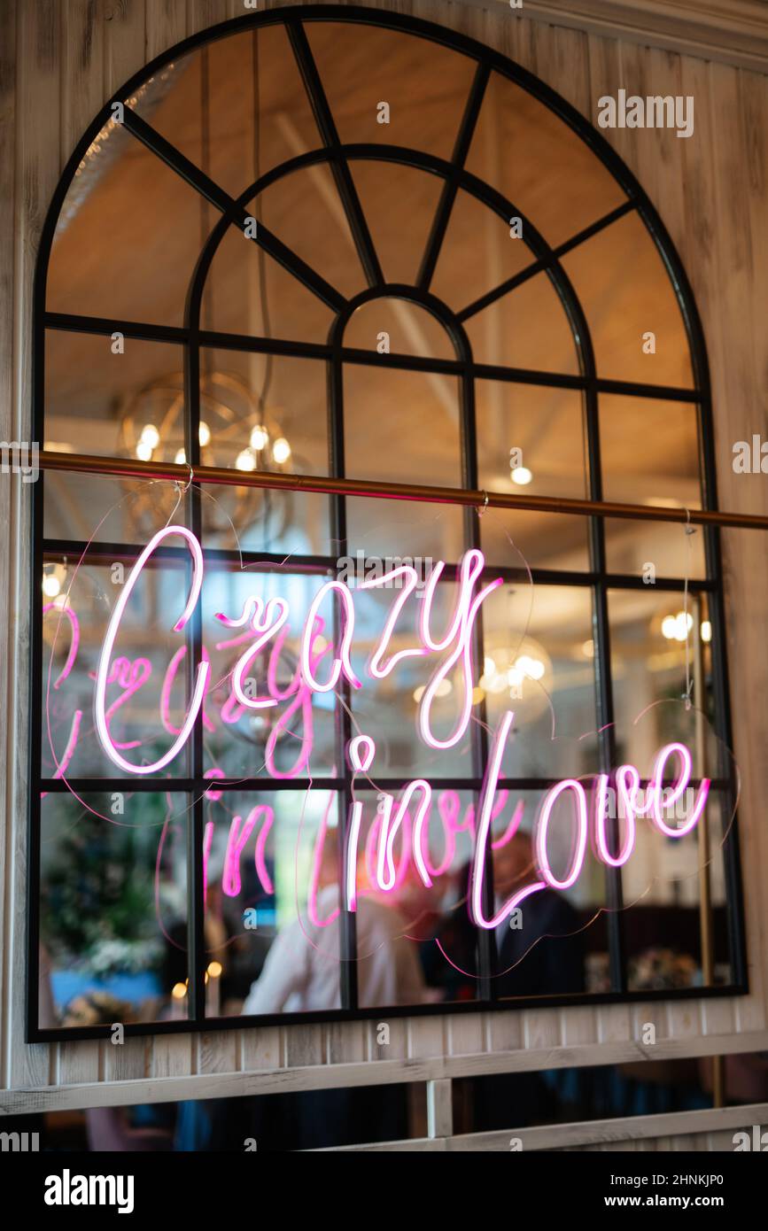 Neon lettering immagini e fotografie stock ad alta risoluzione - Alamy