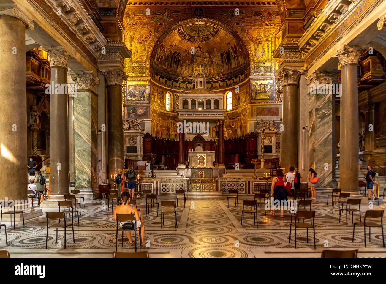 La gente visita la chiesa più antica di Roma, Santa Maria in Trastevere ...