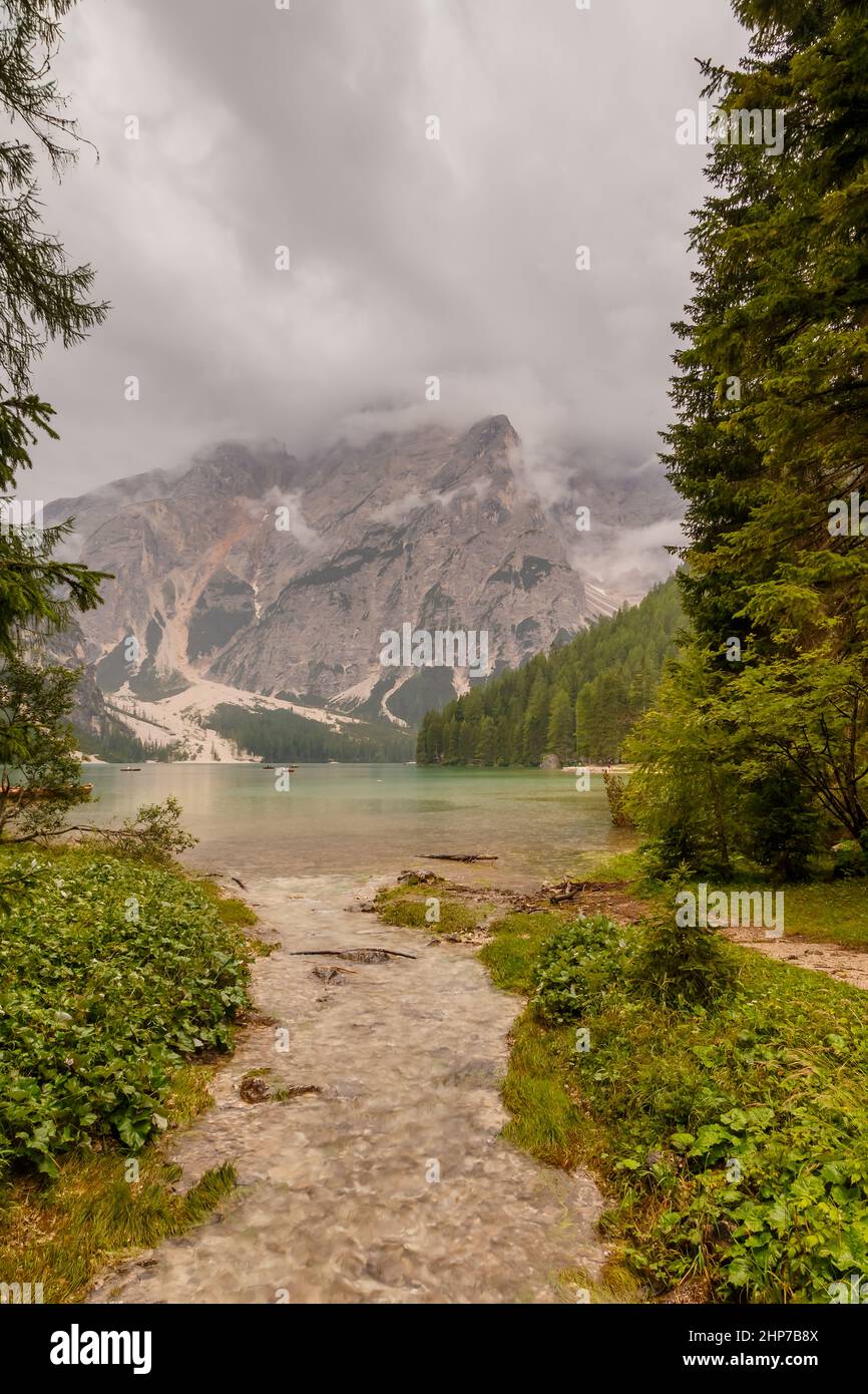 Lago di Braies un bellissimo lago di montagna sulle Dolomiti d'Italia Foto stock - Alamy